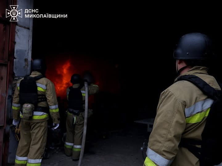 Russian attack on Mykolaiv: 500 square meters on fire, SES checks for ...